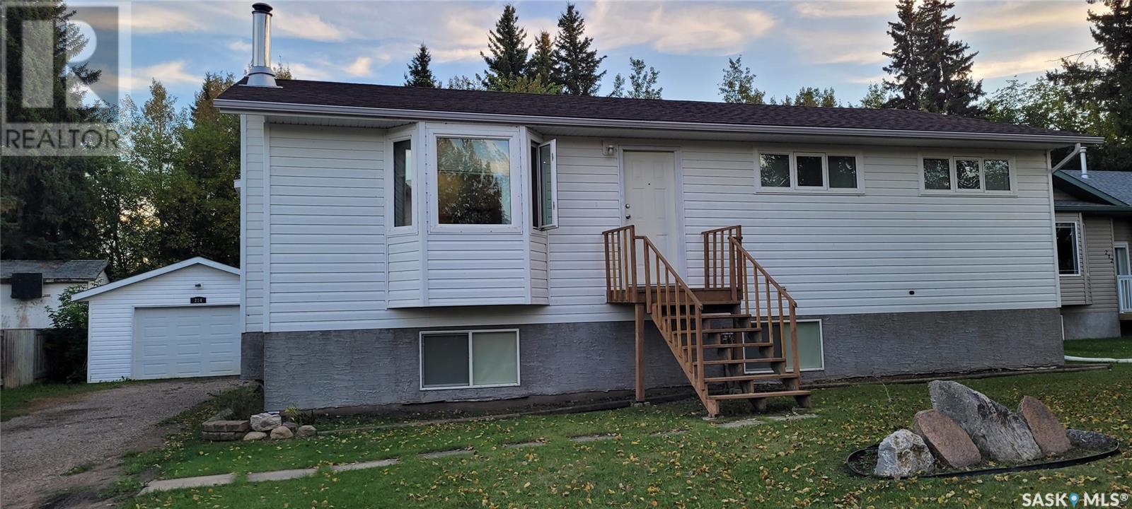 214 Centre Ave, Meadow Lake, SK S9X 1H2 | MLS #SK984709 | Houseful