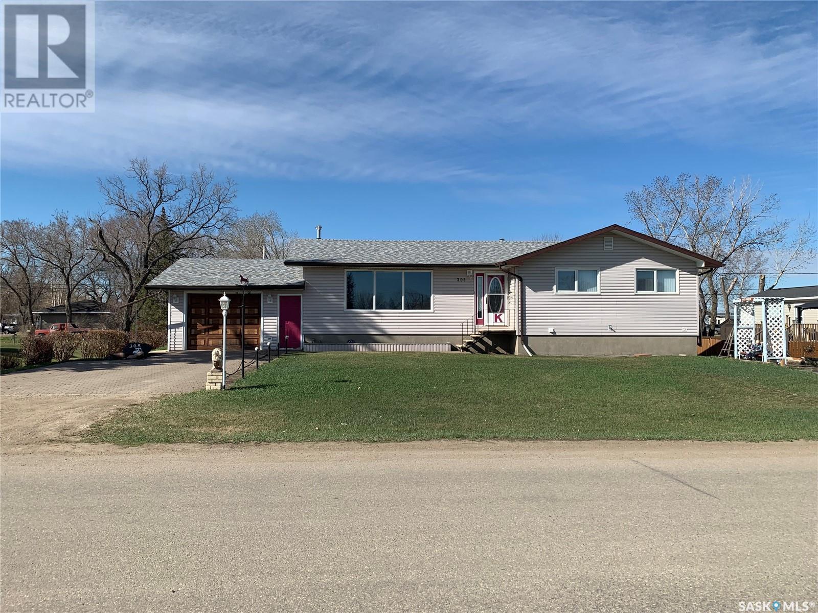 305 Railway Ave, Midale, SK S0C 1S0 | MLS #SK969868 | Houseful
