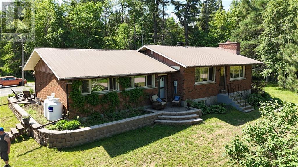 2249 Ross Rd, Pembroke, ON K8A 6W4 | MLS #1388730 | Houseful