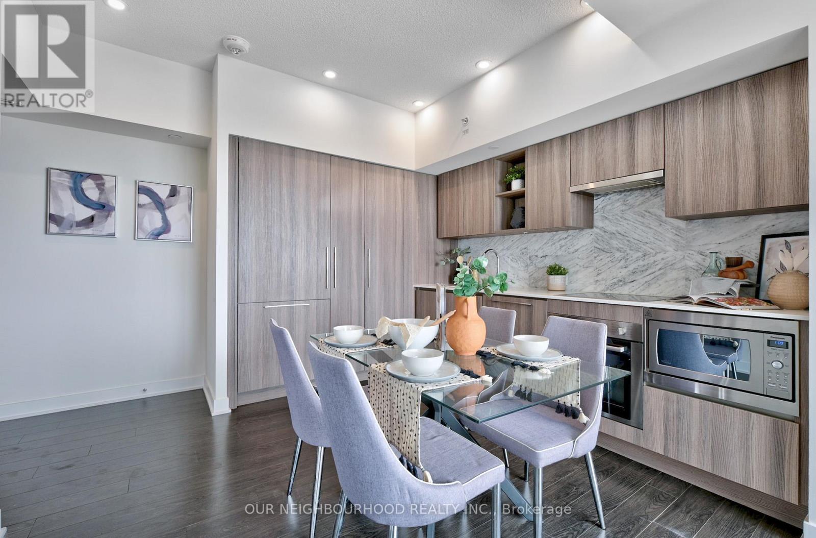 2111 19 Bathurst St, Toronto, ON M5V 0N2 | MLS #C12200577 | Houseful