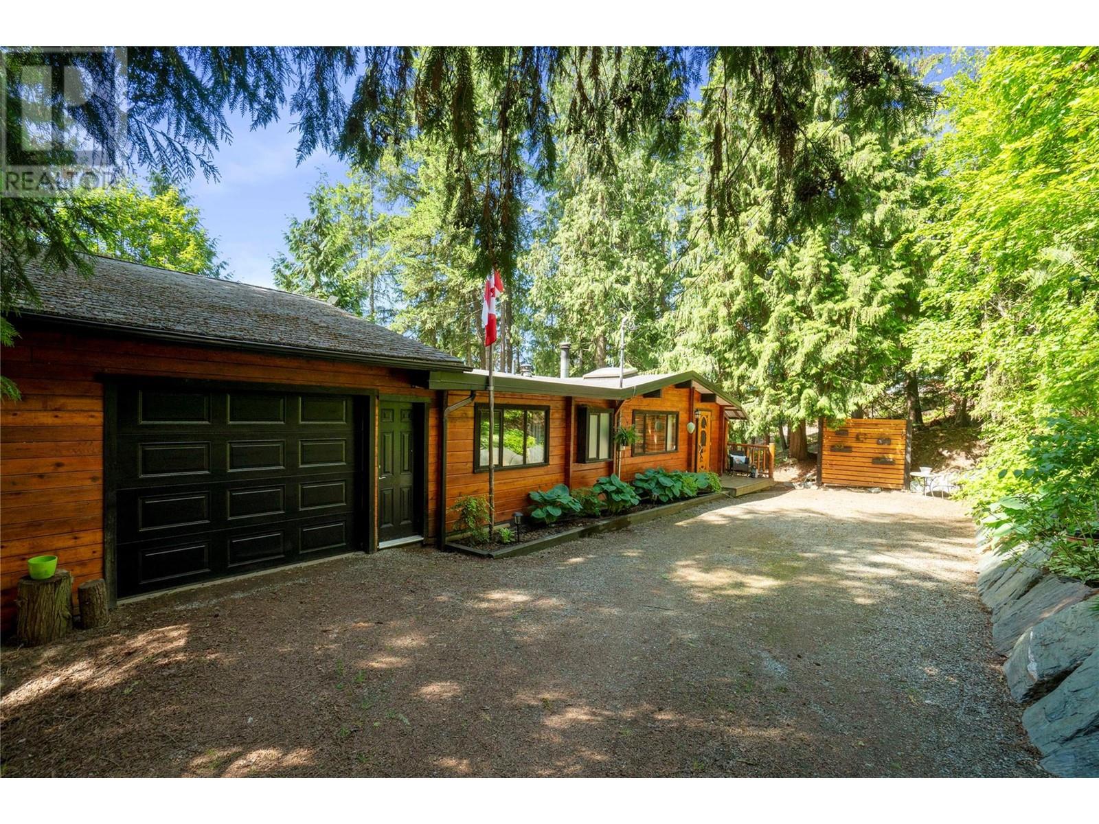 7792 Columbia Dr, Anglemont, BC V0E 1M8 | MLS #10350863 | Houseful