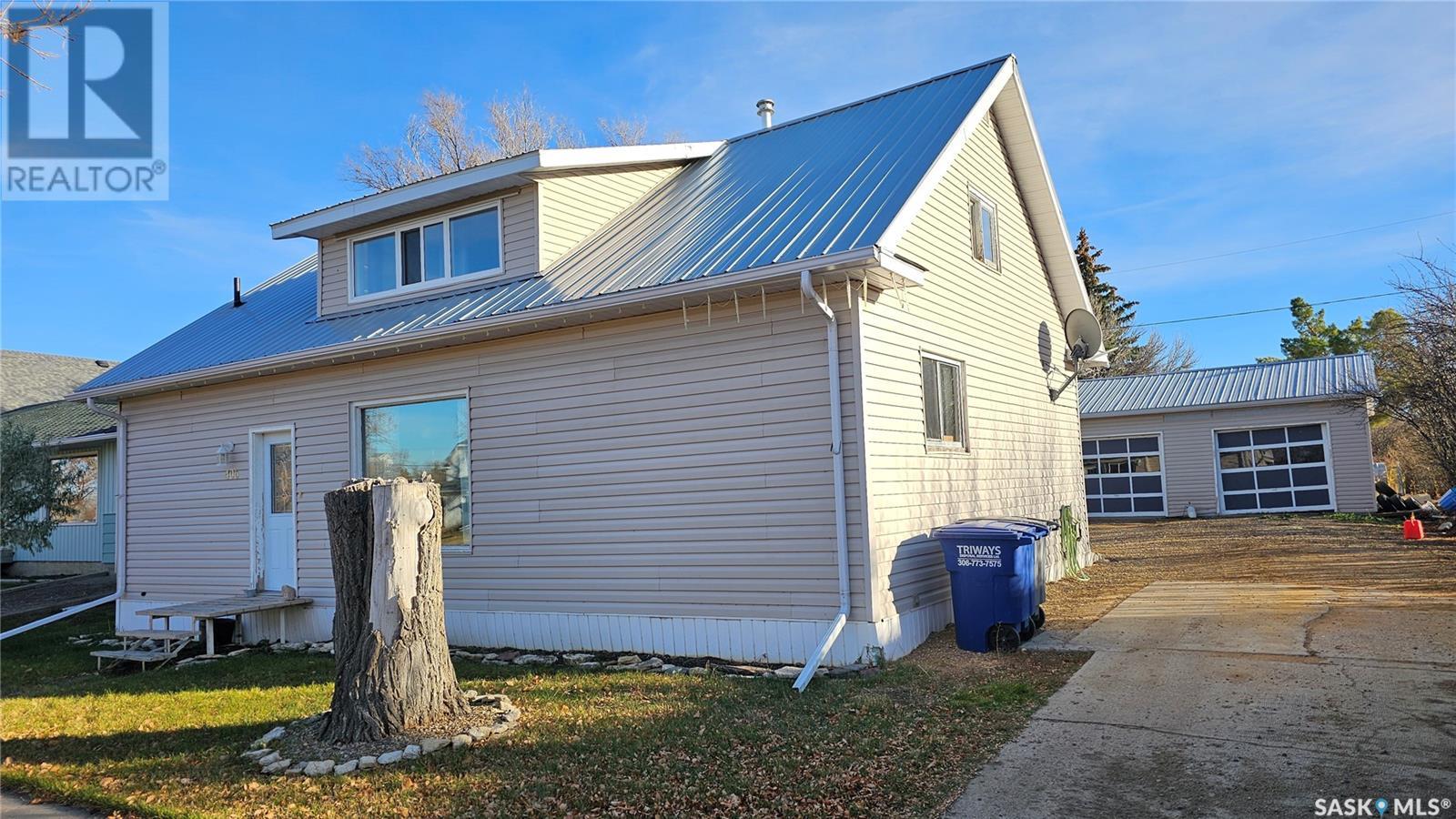 406 Centre St, Cabri, SK S0N 0J0 | MLS #SK989187 | Houseful